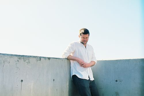 Edward Grace Unveils Powerful New Single "Distant," a Journey through ...