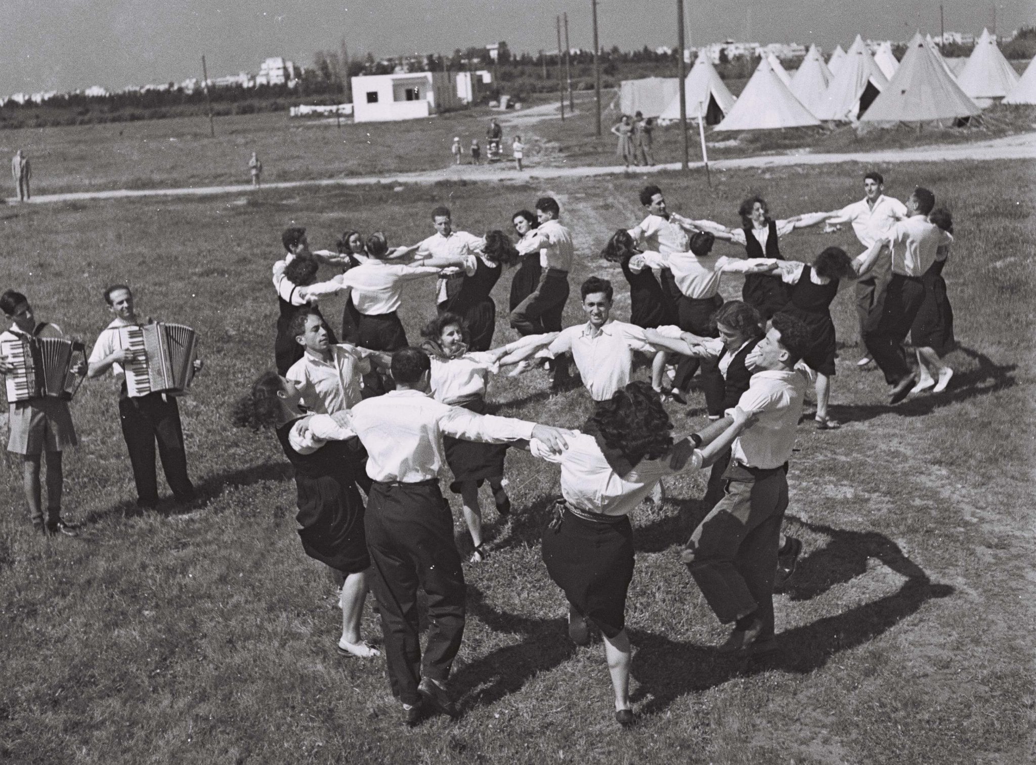 How Popular Jewish Wedding Music Evolved from the Hora to Today