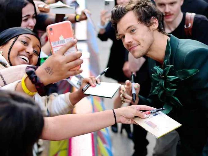 Harry Styles Receives Shocking 8,000 Handwritten Letters